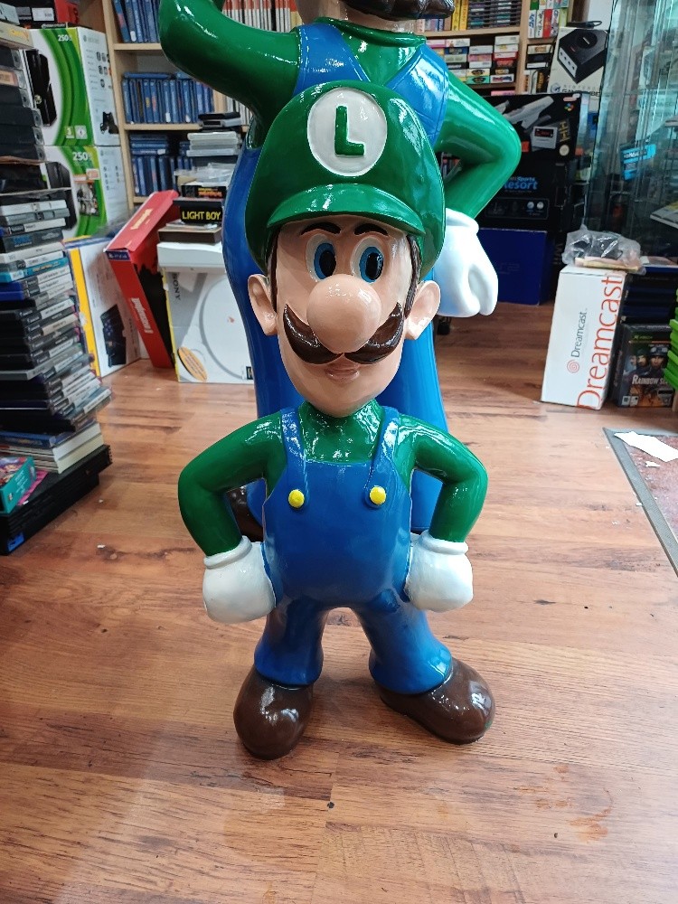 luigi-statue-resine-50-cm-super-mario-bros-retrait-en-magasin-uniquement